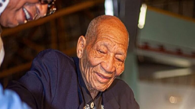 Don Mattera laid to rest at Heroes Acre in Westpark Cemetery - Voice of ...